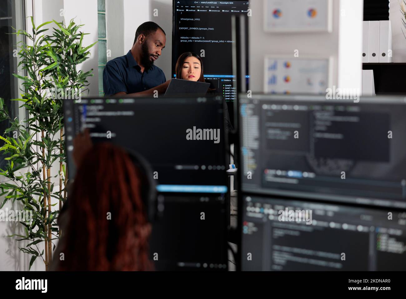Une équipe de développeurs d'applications s'intéresse aux algorithmes ...