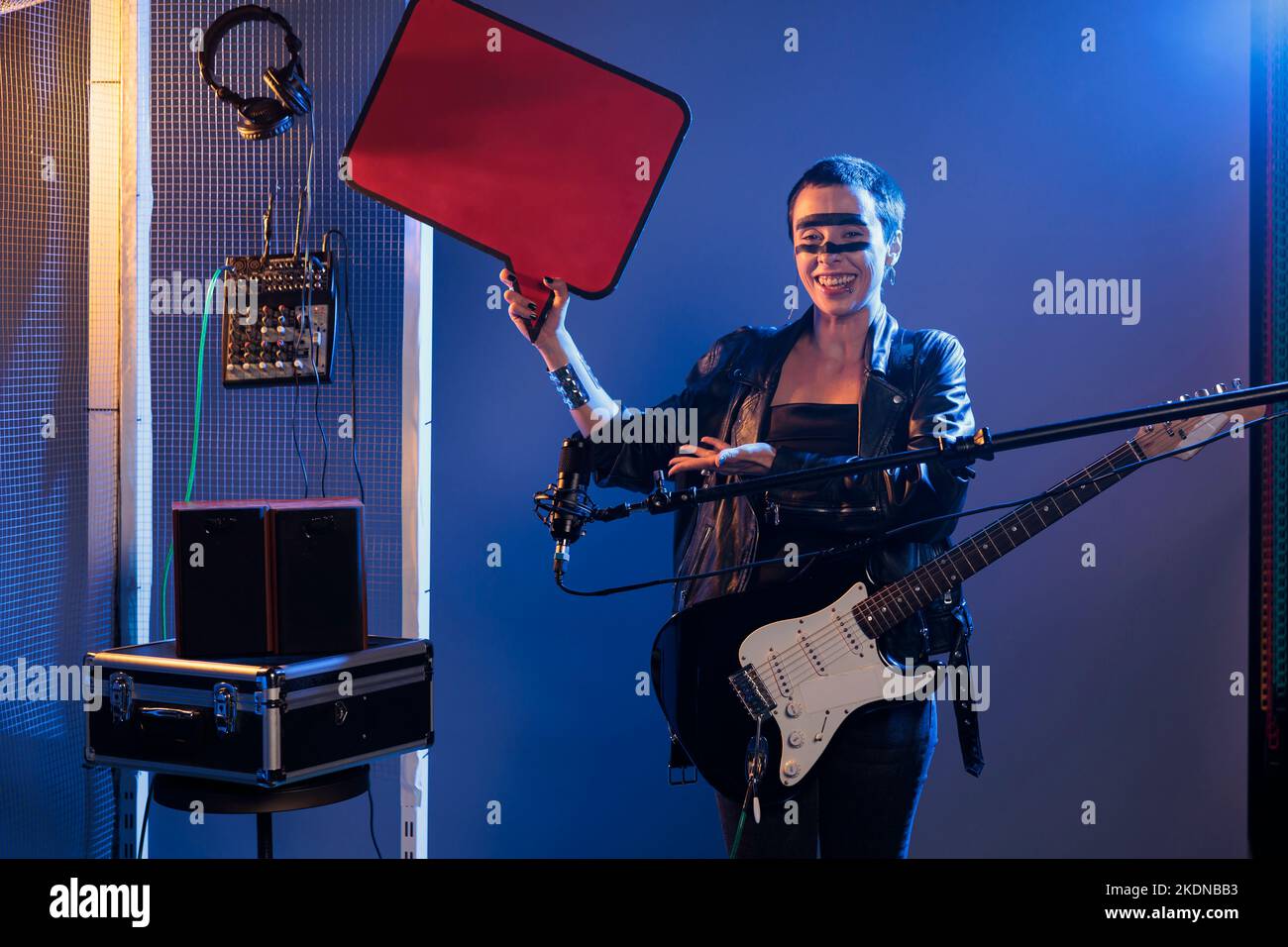 Happy Rocker girl tenant une bulle de carton et de la guitare pour ...