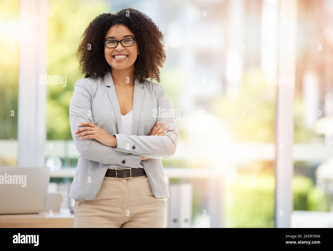 Armes croisées, gestion et portrait d'une femme d'affaires au pouvoir ...