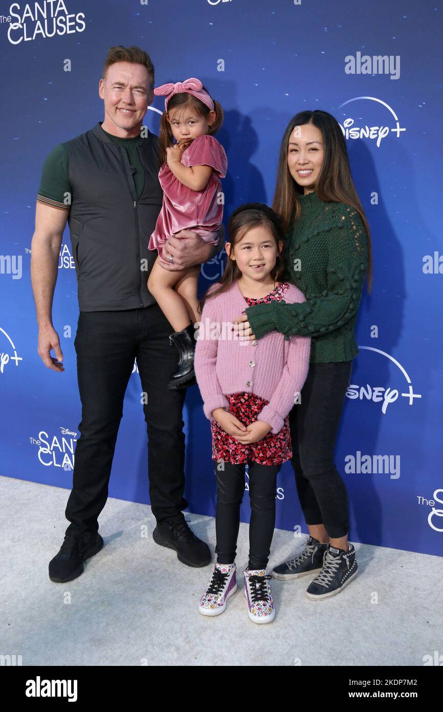 Burbank, CA. 6th novembre 2022. Kevin Durand, famille à l'arrivée pour ...