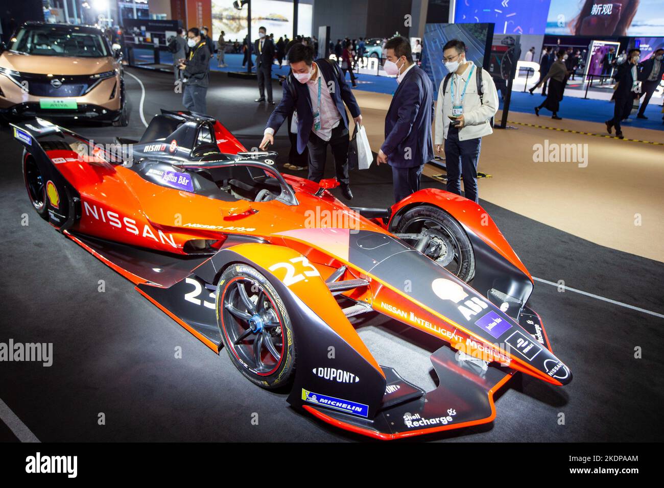 SHANGHAI, CHINE - 7 NOVEMBRE 2022 - les visiteurs voient une voiture de ...