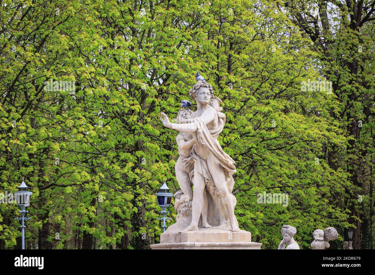 Hermaphroditus rejetant Salmacis Sculpture dans le parc Lazienkowski ...