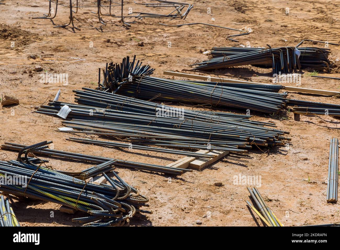 Des barres d'acier renforcées avec des fils d'armature ont été ...