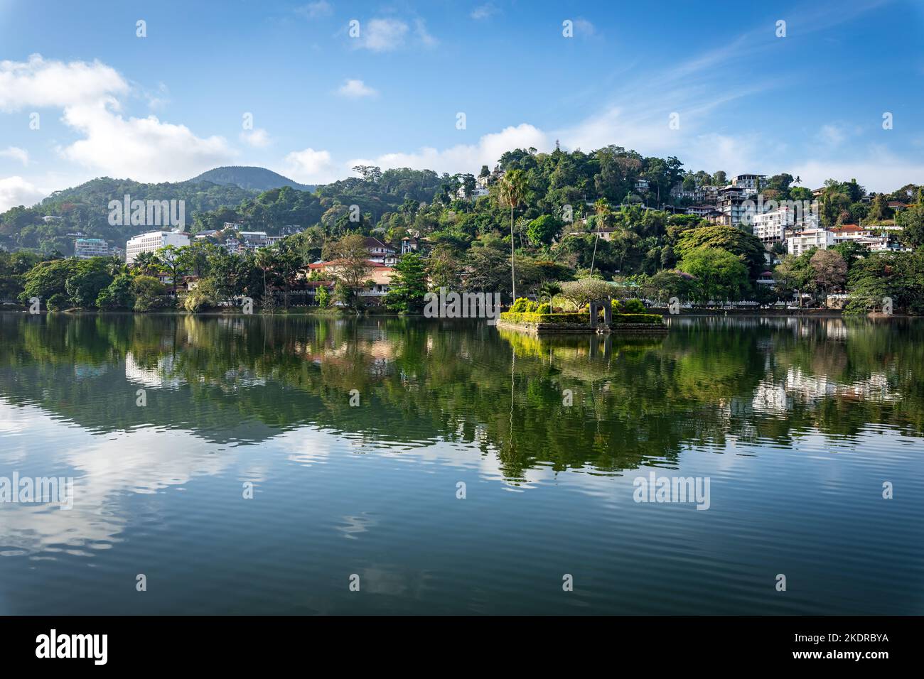 Île avec palmiers. Promenade du lac de Kandy dans la ville de Kandy ...