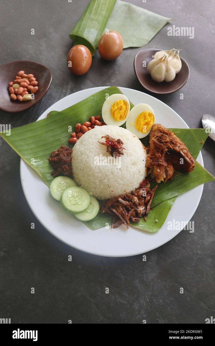 nasi lemak, est traditionnel malais fait des oeufs durs, des haricots ...