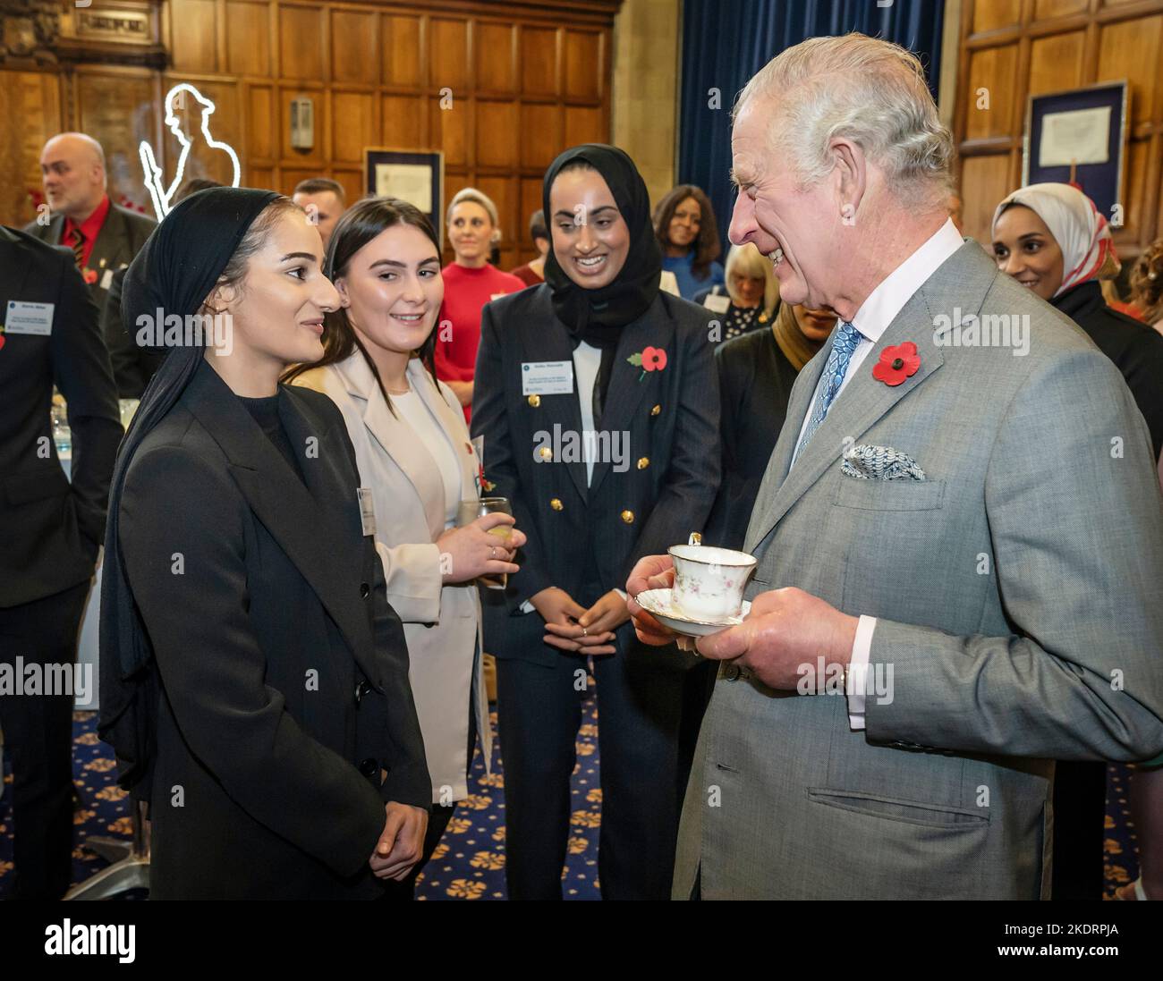 Le roi Charles III rencontre Safiyyah Syeed (à gauche) lors d'une ...