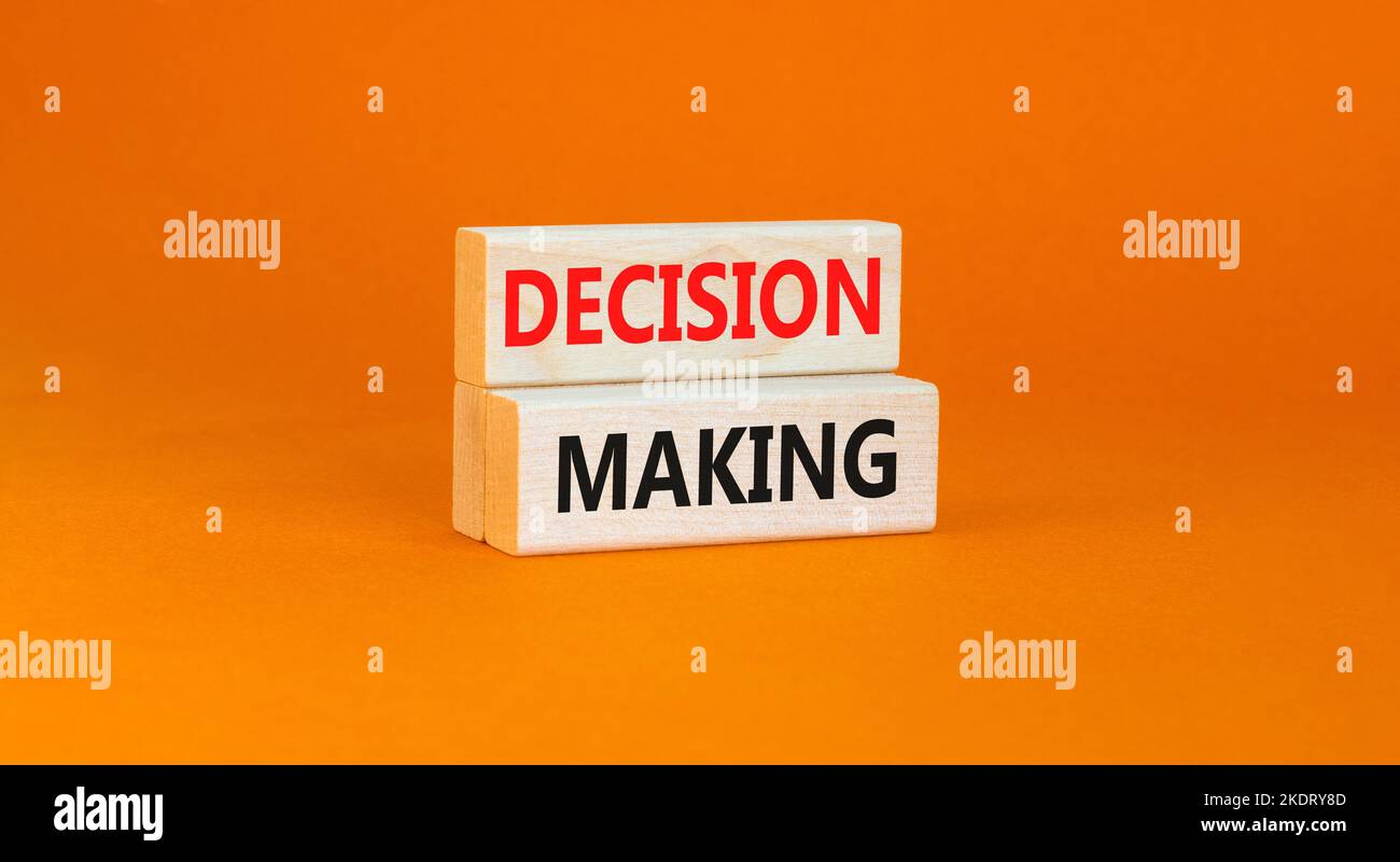 Symbole de prise de décision. Mots de concept prise de décision sur des ...