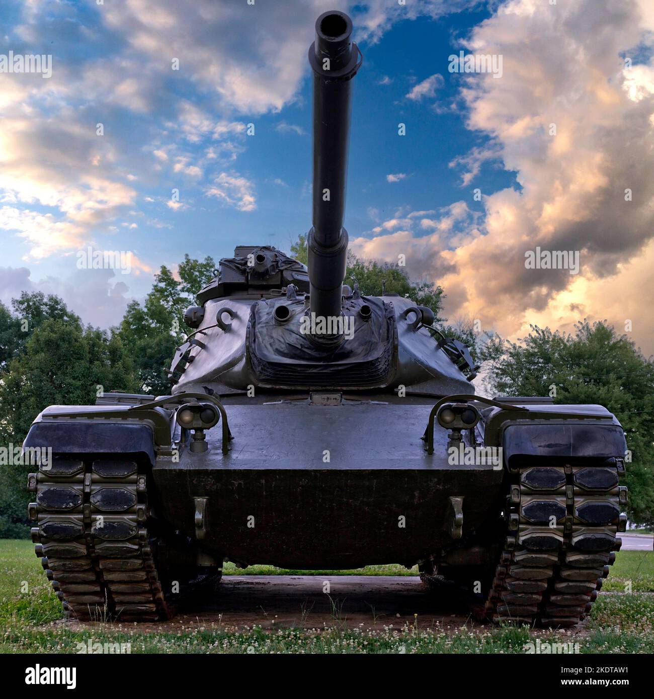 Paysage avec le char militaire de l'époque de la guerre mondiale 2 ...