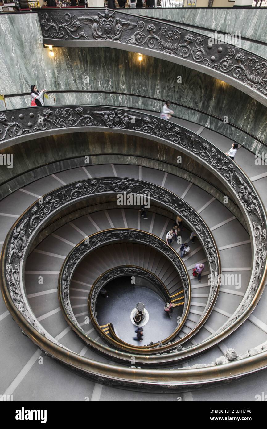 Italie. Latium. Rome. Musées du Vatican. L'escalier de Bramante est un ...