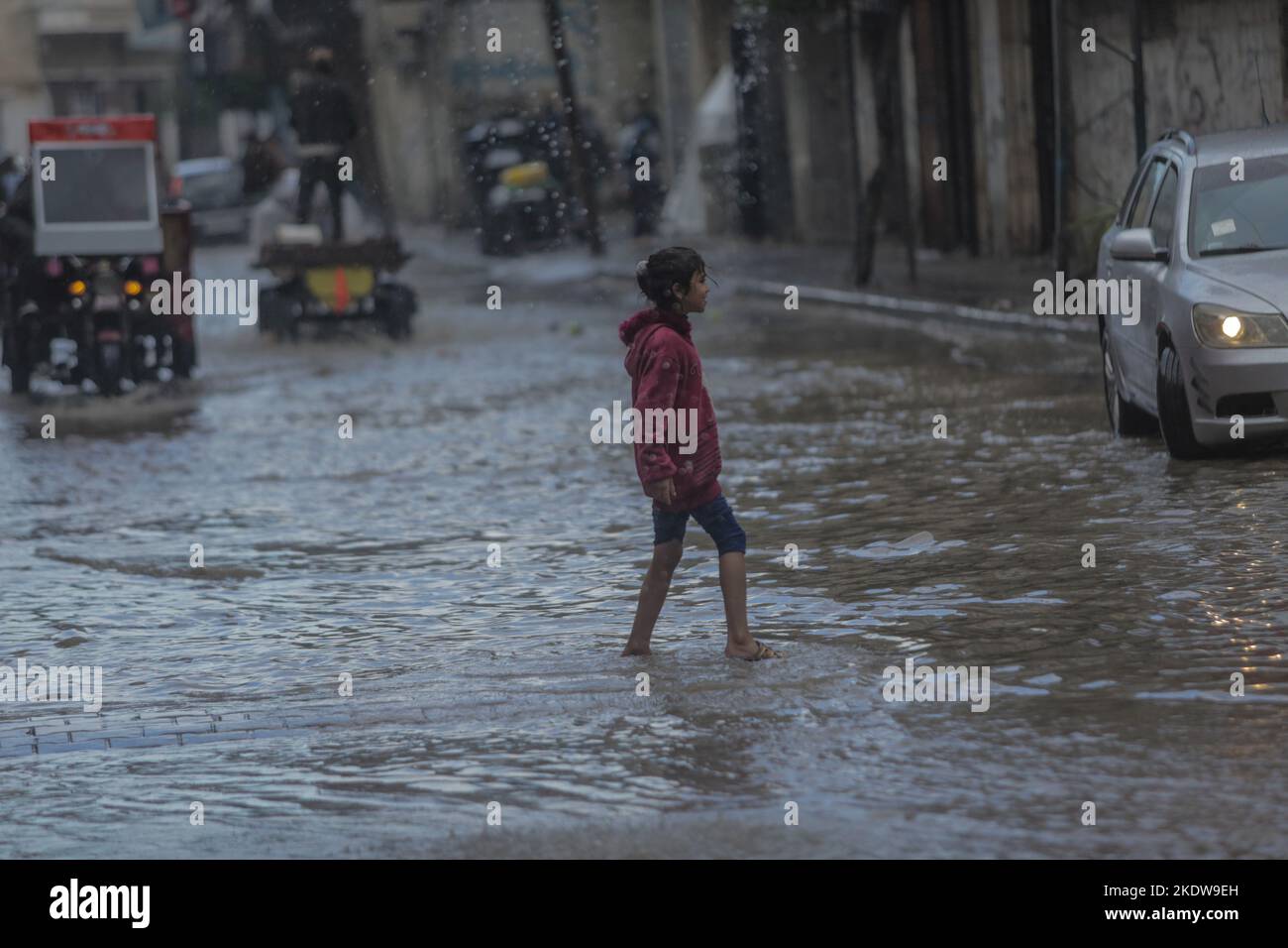 Une fillette palestinienne se promène dans la rue du camp de réfugiés ...