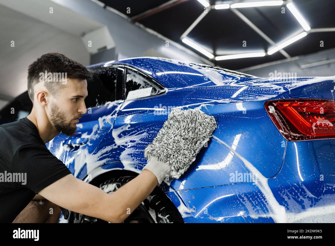 Lave-auto lavage manuel de la mousse dans le service d'habillage ...