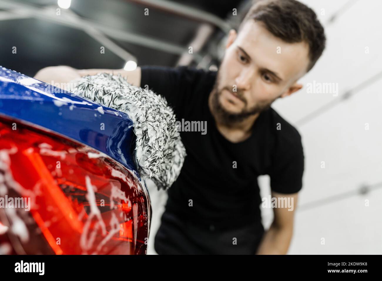 Lave-auto lavage manuel de la mousse dans le service d'habillage ...