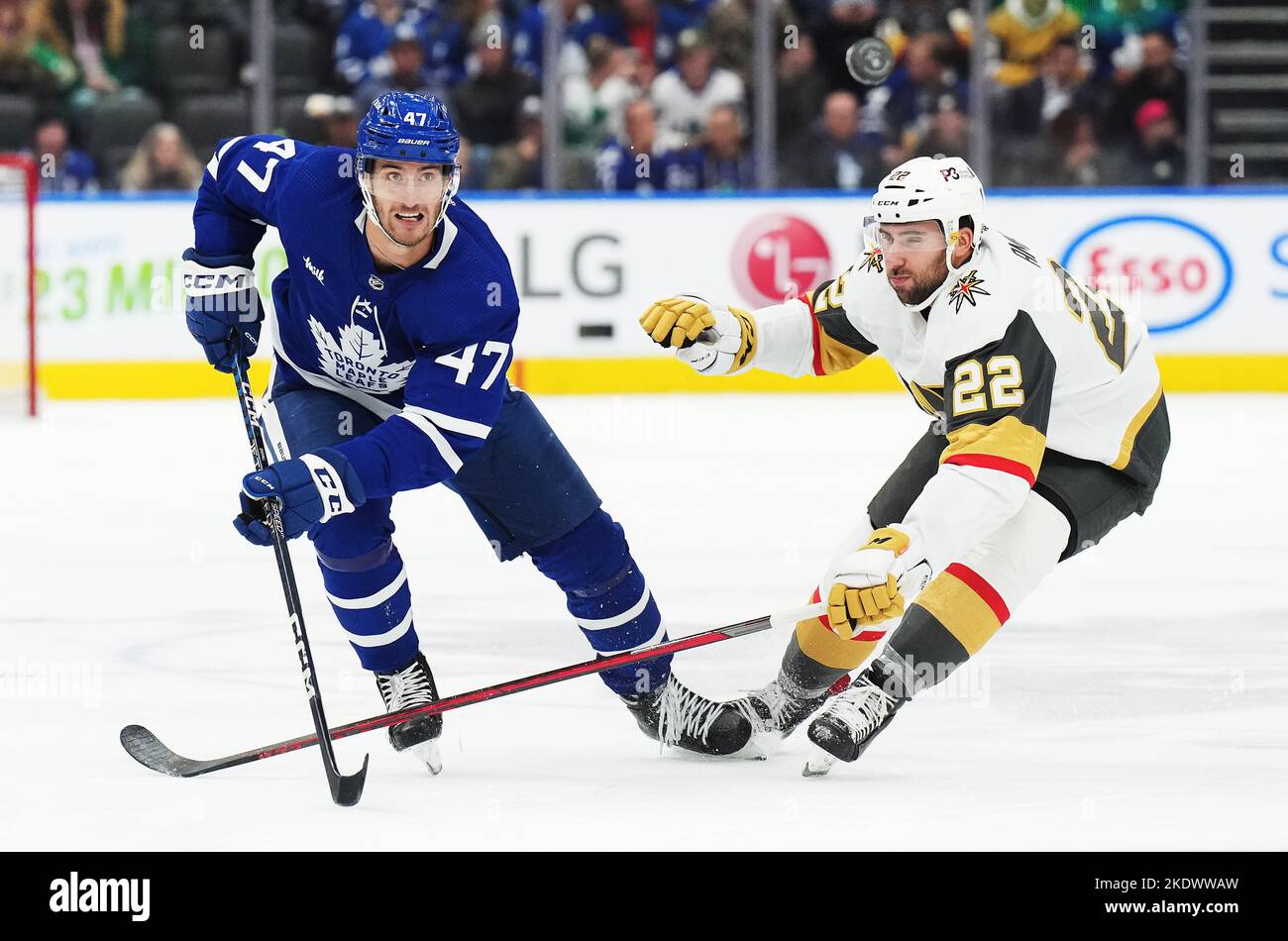 Pierre Engvall (47) et Michael Amadio (22), le défenseur des Maple ...