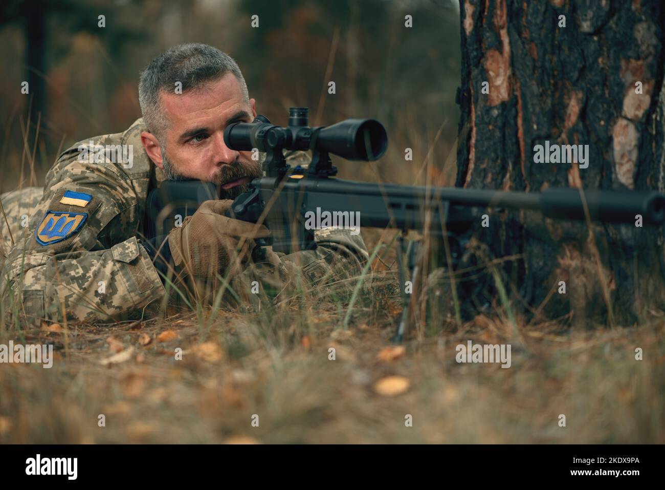Un soldat ukrainien portait un uniforme militaire couché sur le sol ...