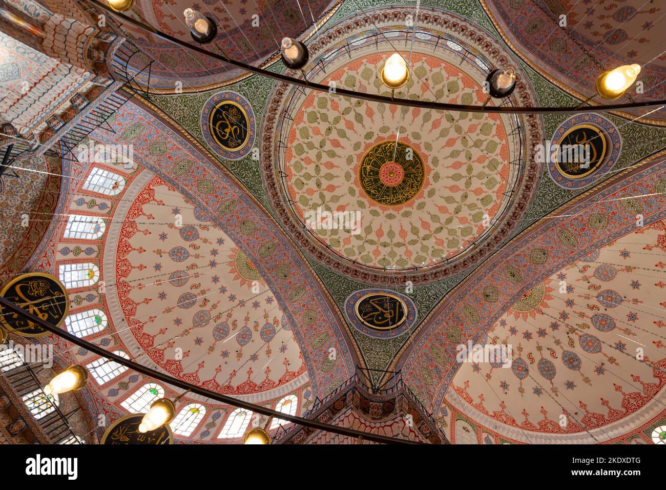 Dômes de Yeni Cami ou Nouvelle mosquée dans le quartier d'Eminonu à ...