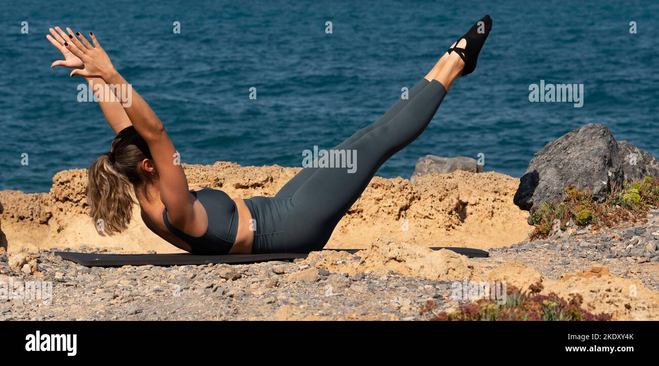 Malia, Crète, Grèce. 2022. Exercices de Pilates sur la plage en Crète ...