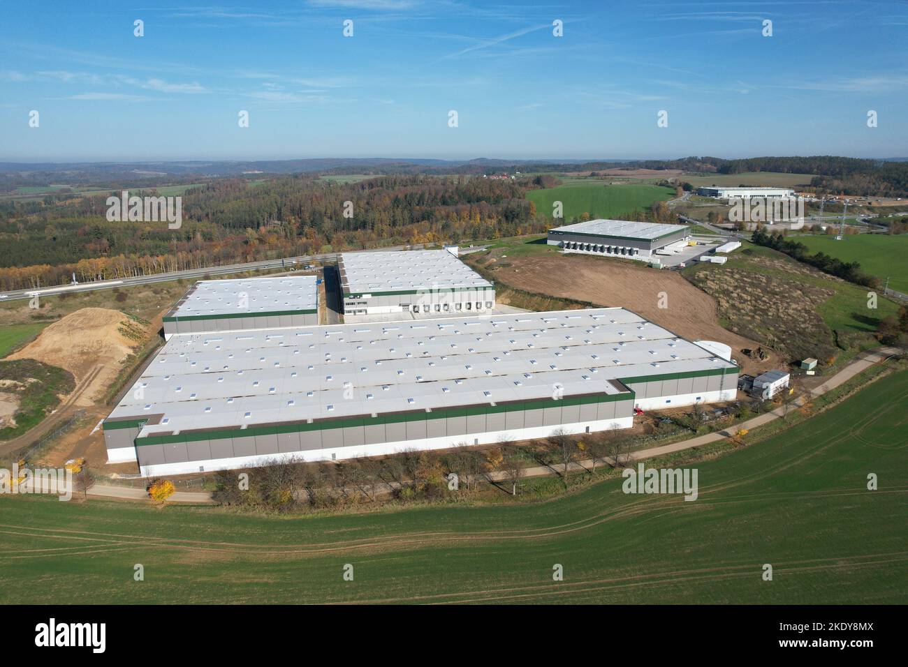 Tout nouvel espace extérieur du centre de distribution de l'entrepôt ...