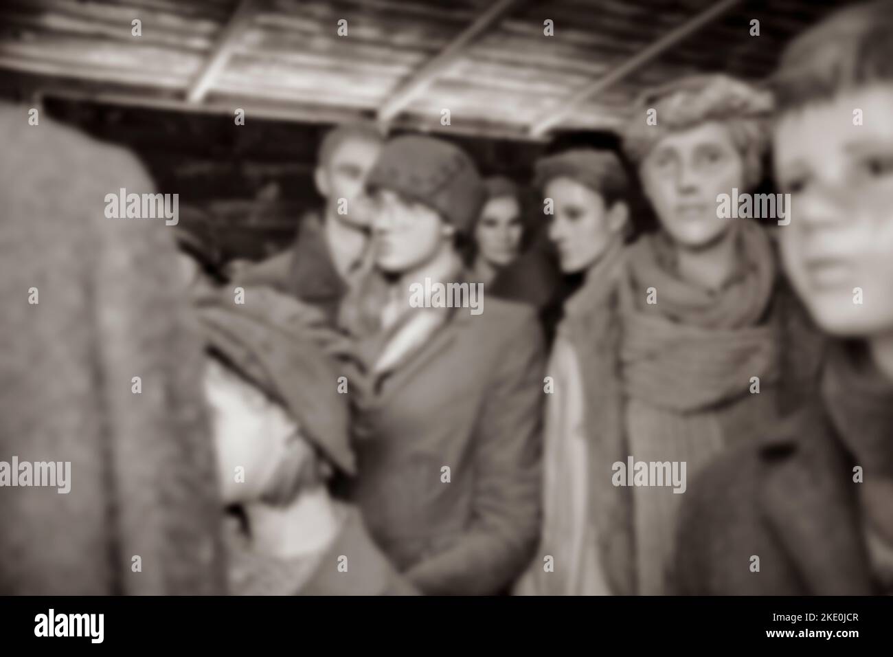 Image floue des Juifs à l'intérieur des wagons du train pour les camps ...