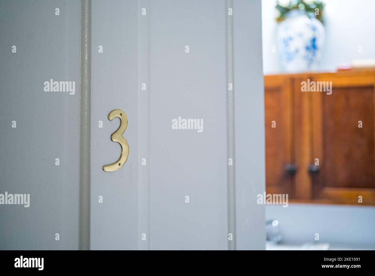 Half open door Banque de photographies et d’images à haute résolution - Alamy