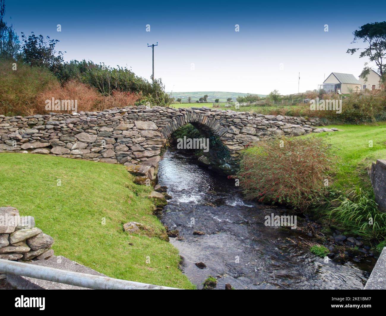 Vieux pont de pierre avec un ruisseau sur la péninsule de Dingle en ...
