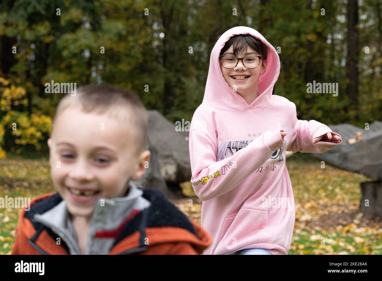 Deux enfants qui jouent dans le parc Banque de photographies et d’images à haute résolution - Alamy