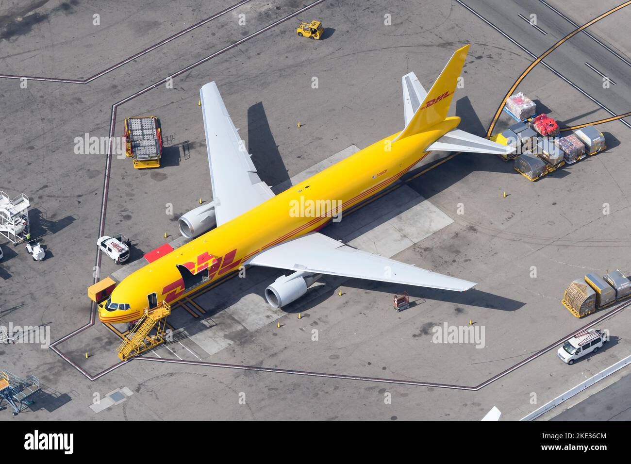 Avion DHL Cargo Boeing 767 stationné. Transport d'un cargo sur l'avion ...