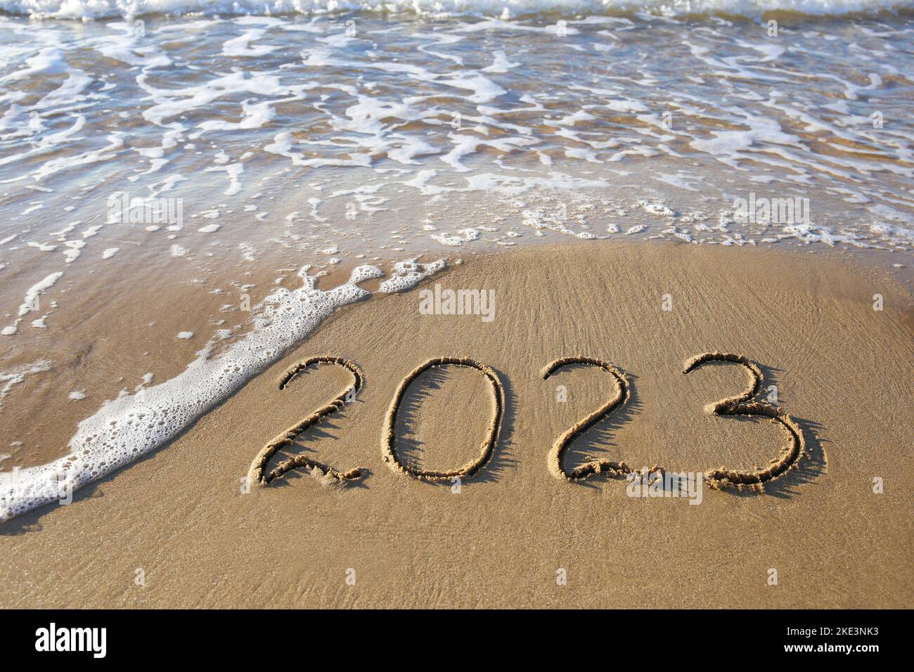 2023 ans écrit sur la plage de sable. Vue de dessus. Pose à plat Photo Stock - Alamy