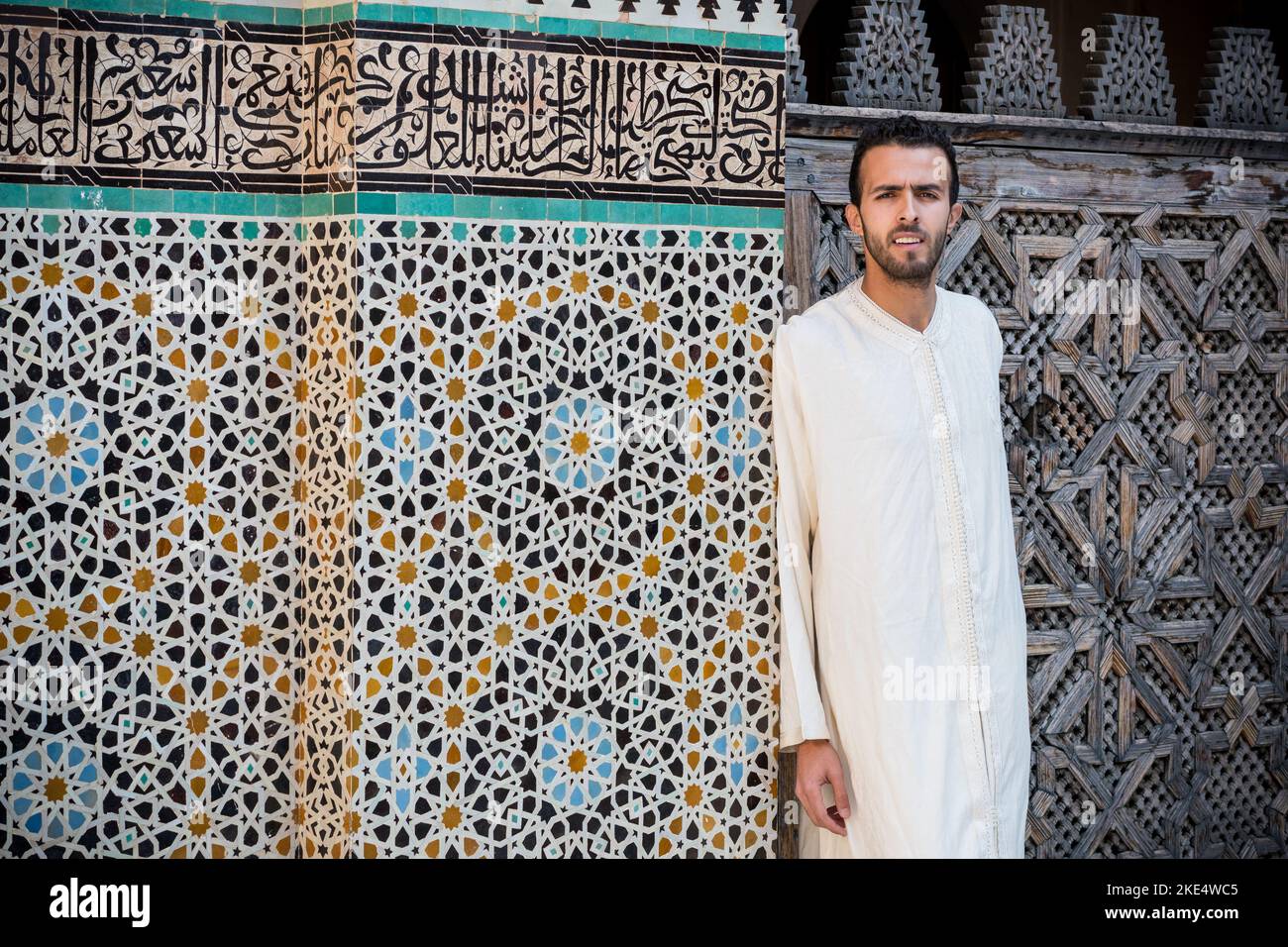 Jeune musulman, homme en costume traditionnel portant longue chemise ...