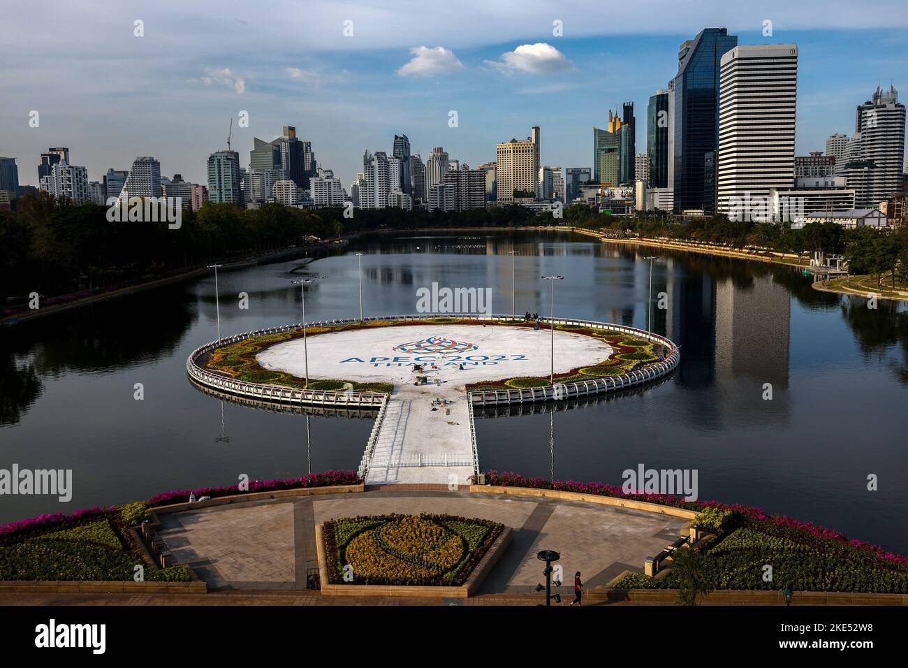 Les travailleurs peignent le logo du Sommet de l'APEC 2022 sur un ...