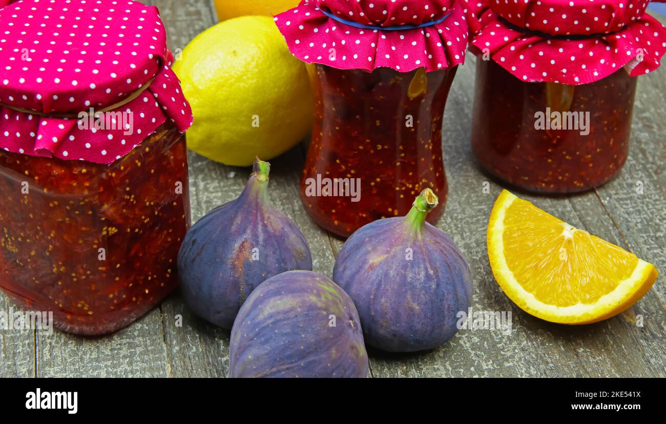 Vue sur les bocaux en verre couverts de toile rouge nappée d'une ...
