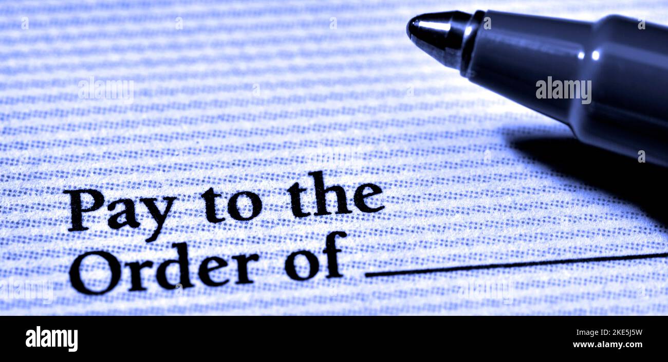 Gros plan de l'écriture chèque avec stylo et chéquier argent de ...