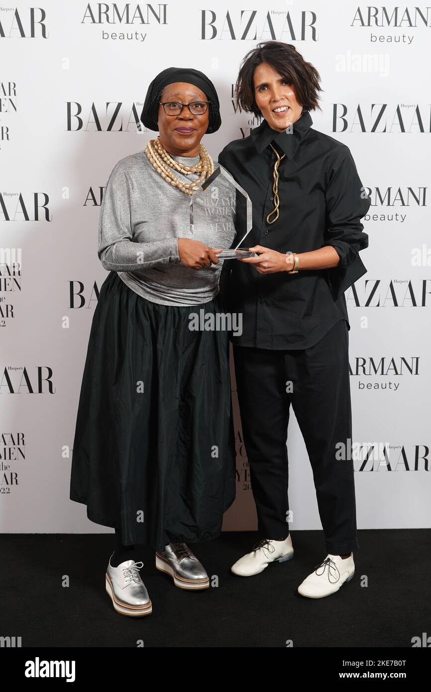 Sonia Boyce avec le prix de l'artiste, présenté par Tanita Tikaram, aux ...