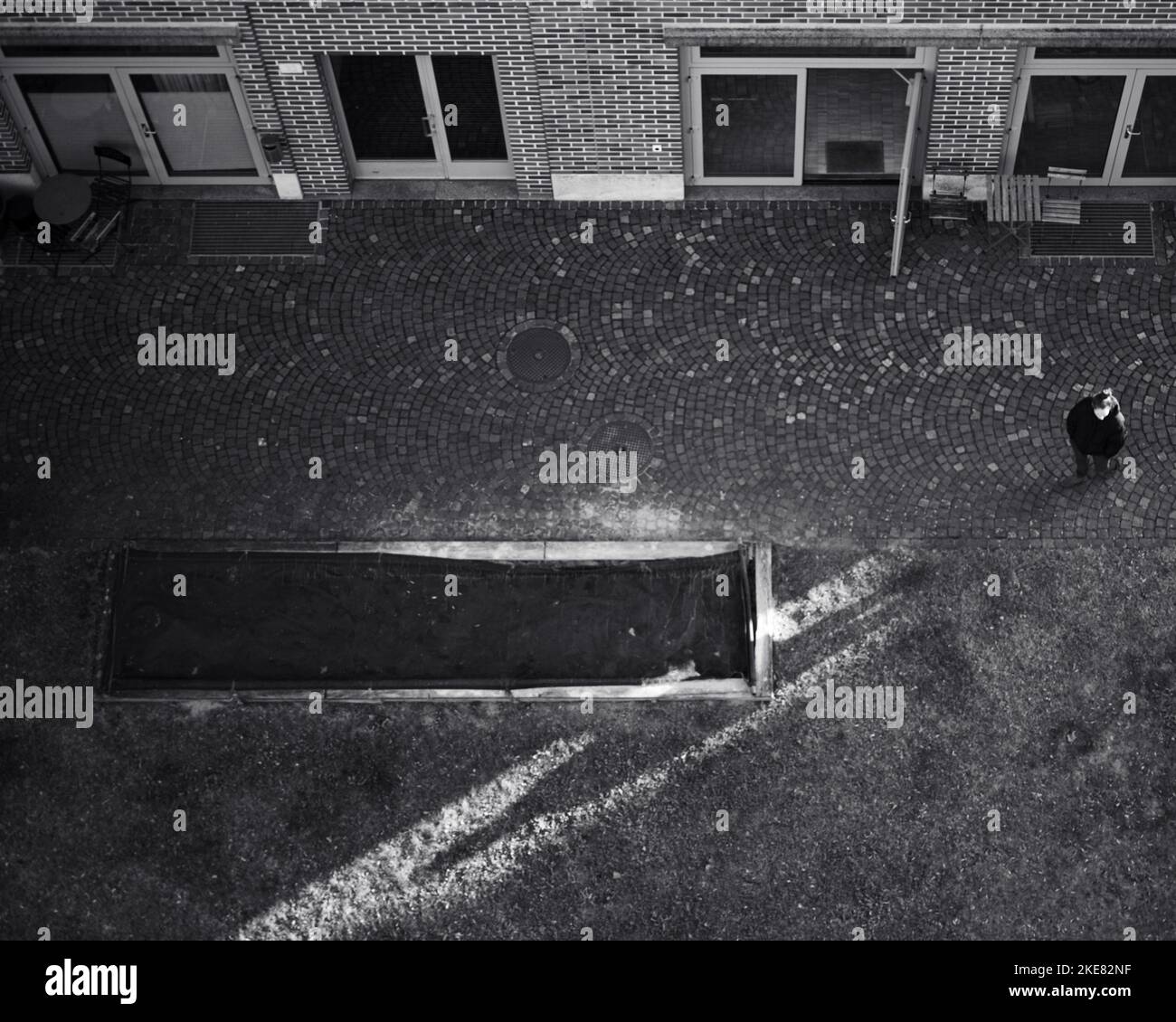 Photo aérienne en échelle de gris d'une personne debout seule dans une ...