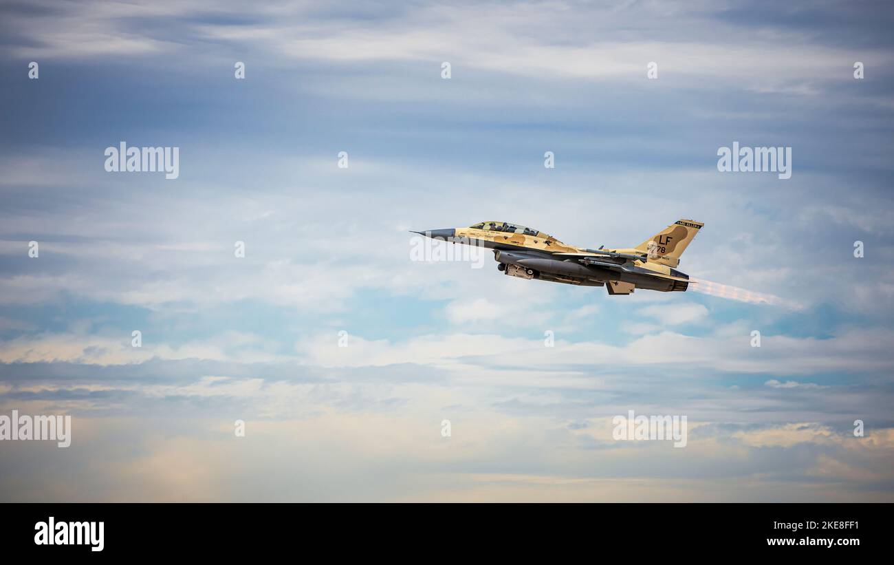 Le Maj. Aaron Johnson de la US Air Force, pilote instructeur F-16 du ...