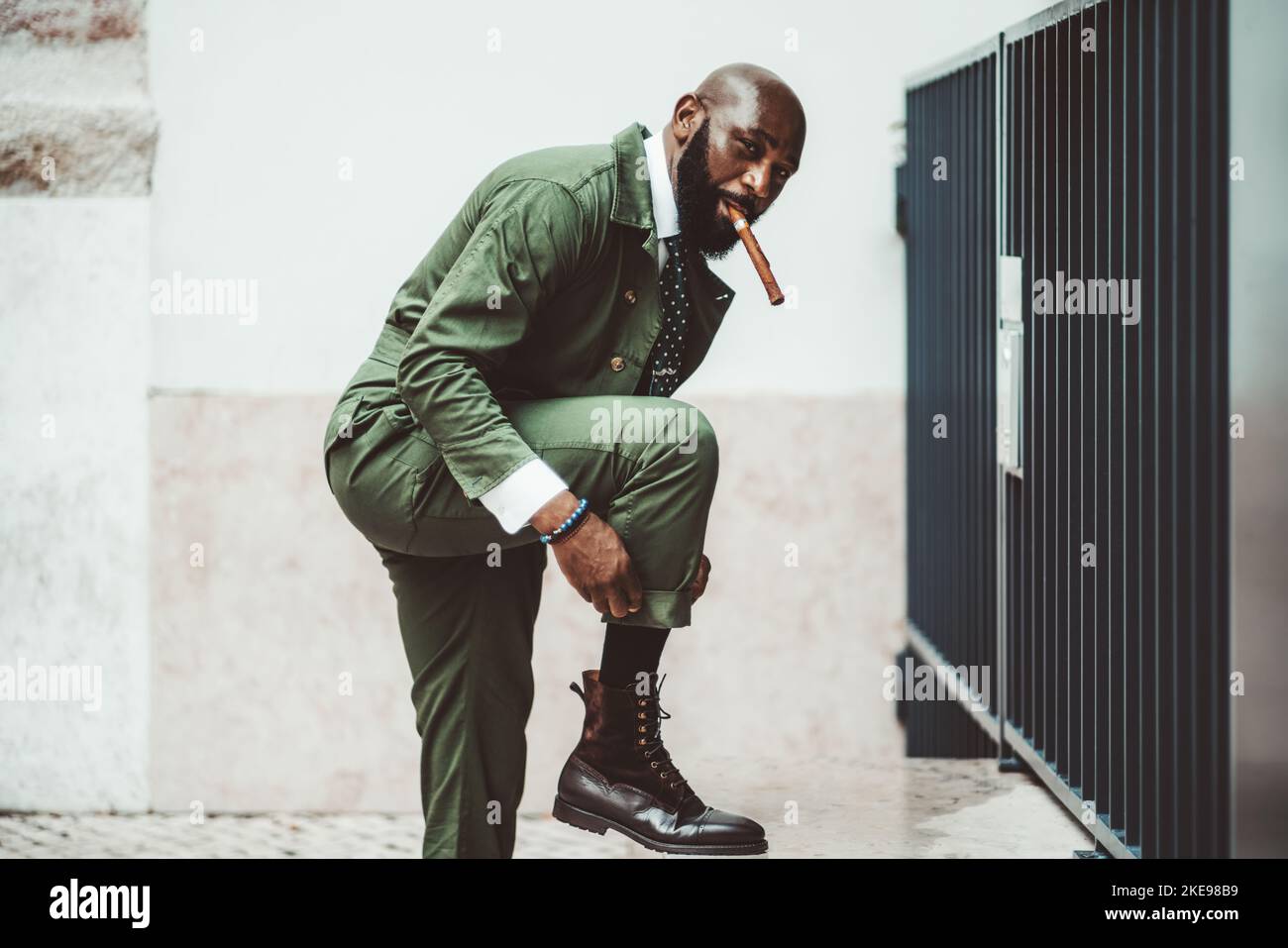 Tailleur pantalon en dentelle noire Banque de photographies et d’images ...
