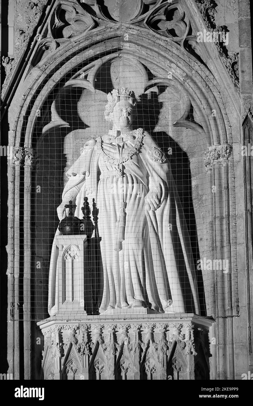 La nouvelle statue de la Reine Elizabeth II de Richard Bossons et ...