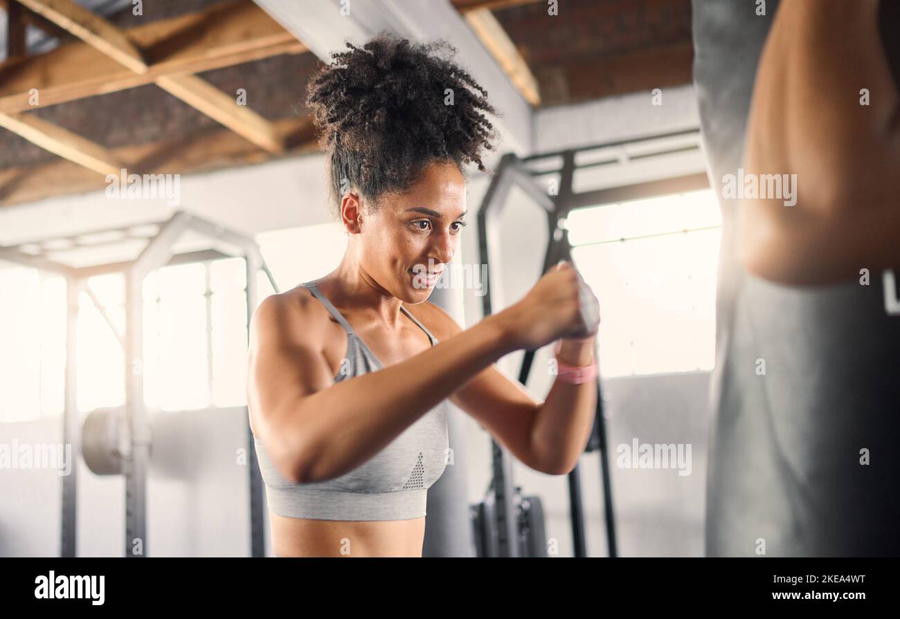 Fitness, femme noire et boxe pour l'entraînement, l'exercice ou l ...