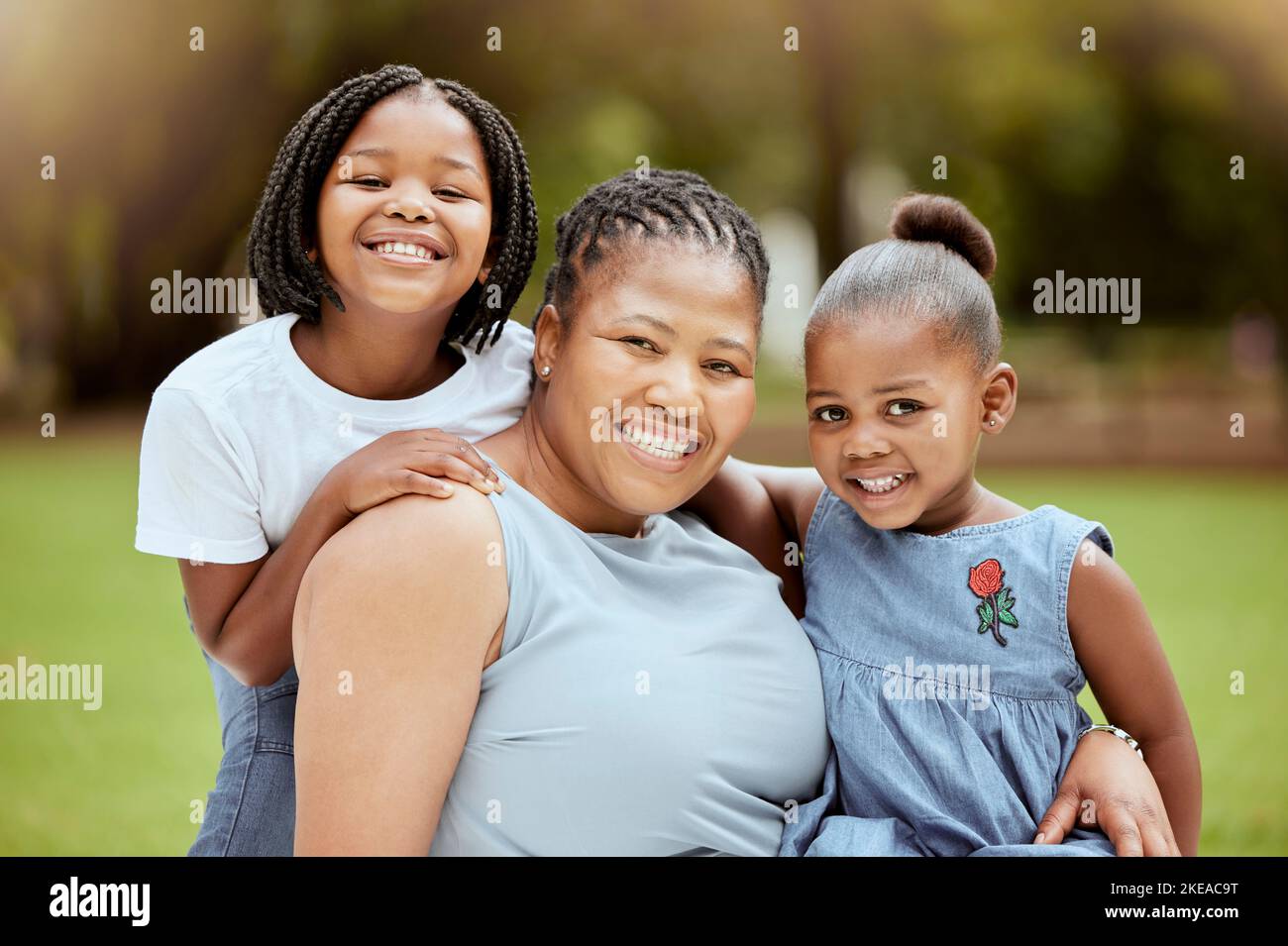 Femme noire, enfants et parc naturel d'une famille avec un sourire et ...