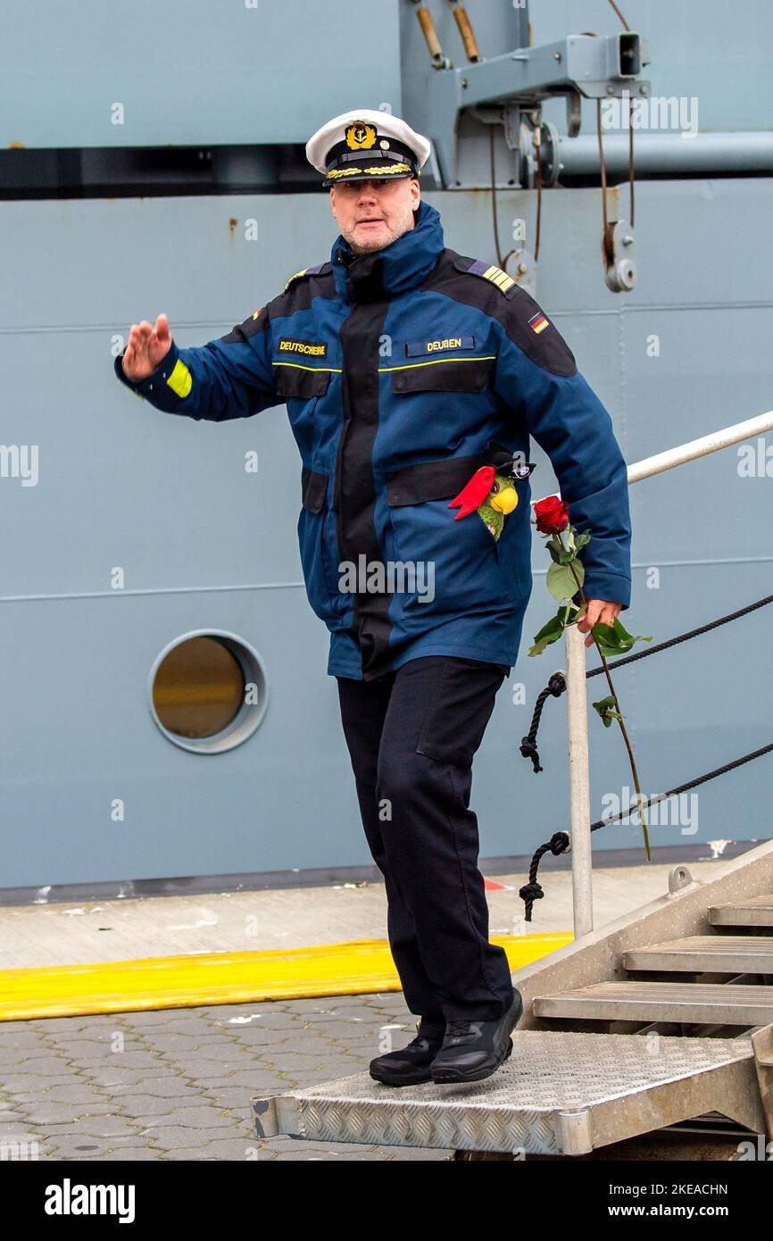 Wilhelmshaven, Allemagne. 11th novembre 2022. Le capitaine de frégate Eike Deußen accueille sa ...