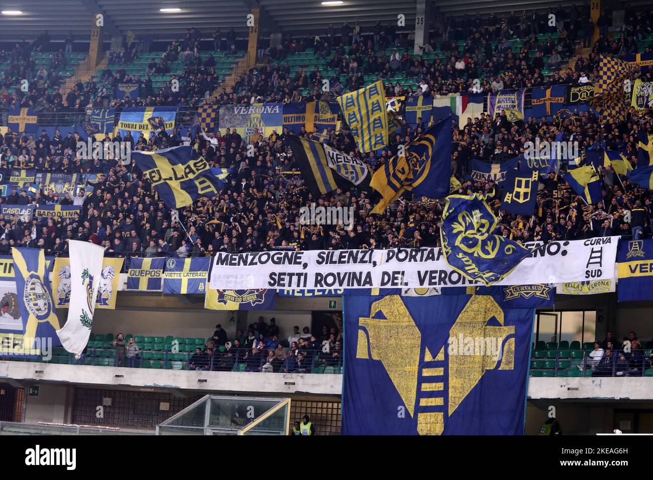 Les supporters du FC Hellas Verona sont vus pendant le match de la ...