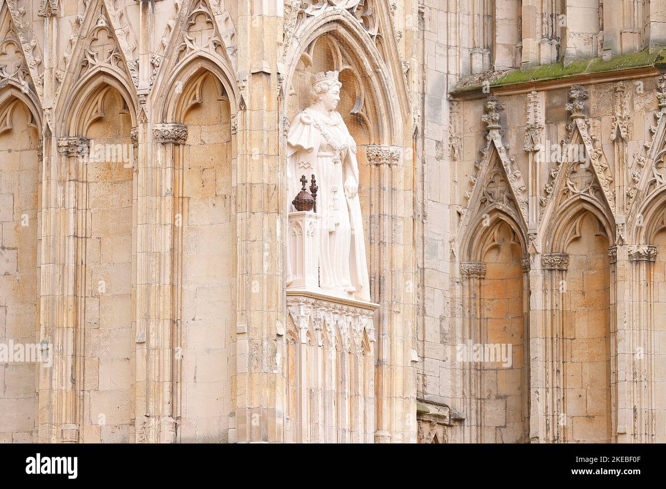 La nouvelle statue de la Reine Elizabeth II de Richard Bossons et ...