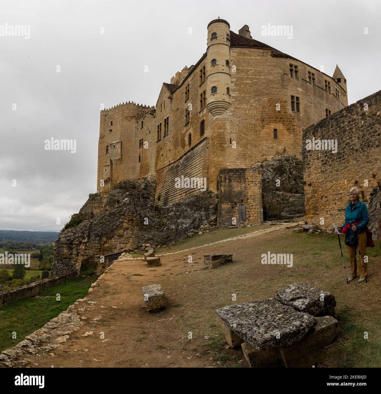 Château de Beynac. Situé au sommet d'une falaise vertigineuse ...