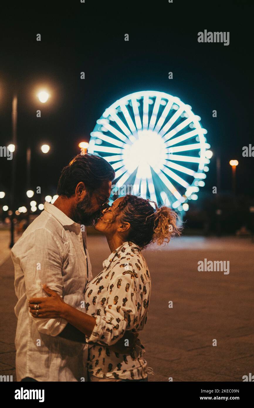 Couple aimant embrassant et s'embrassant passionnément dans la rue ...