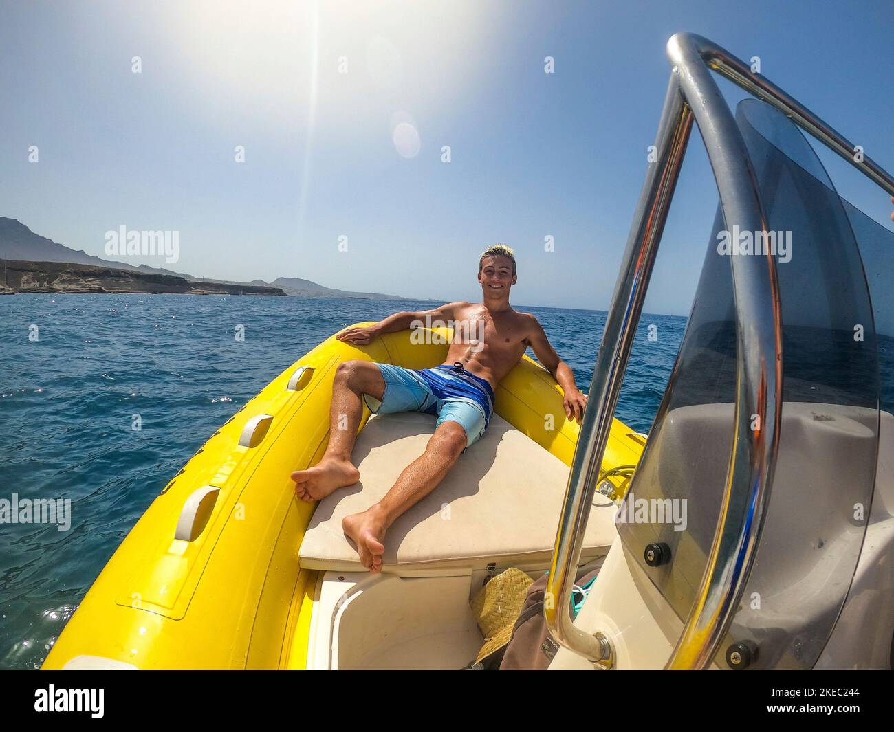 gros plan et portrait d'un homme jeune et heureux profitez de l'été ...