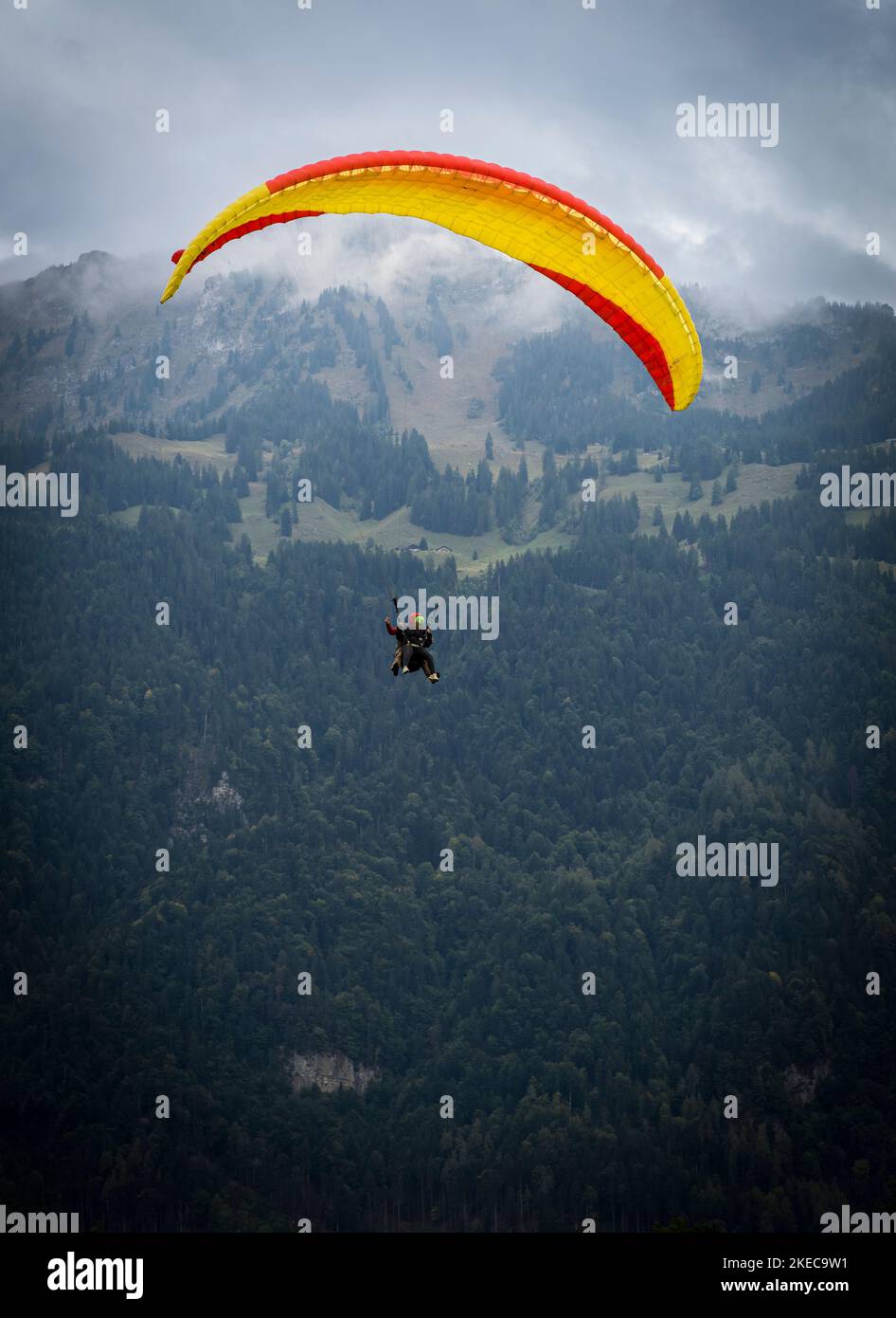 Atterrissage biplace parapente Banque de photographies et d’images à ...