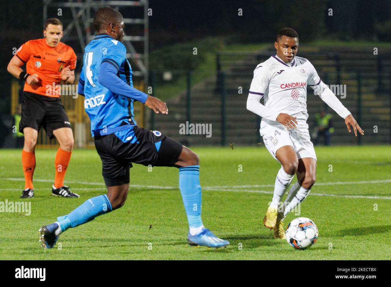 Joel Ordonez Guerrero du Club NXT et Ishaq Abdulrazak du RSCA futures ...