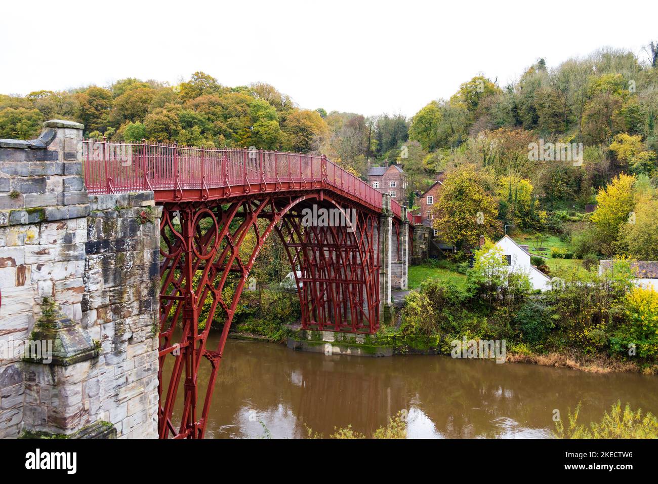 Le pont de fer historique au-dessus de la rivière Severn à Ironbridge ...