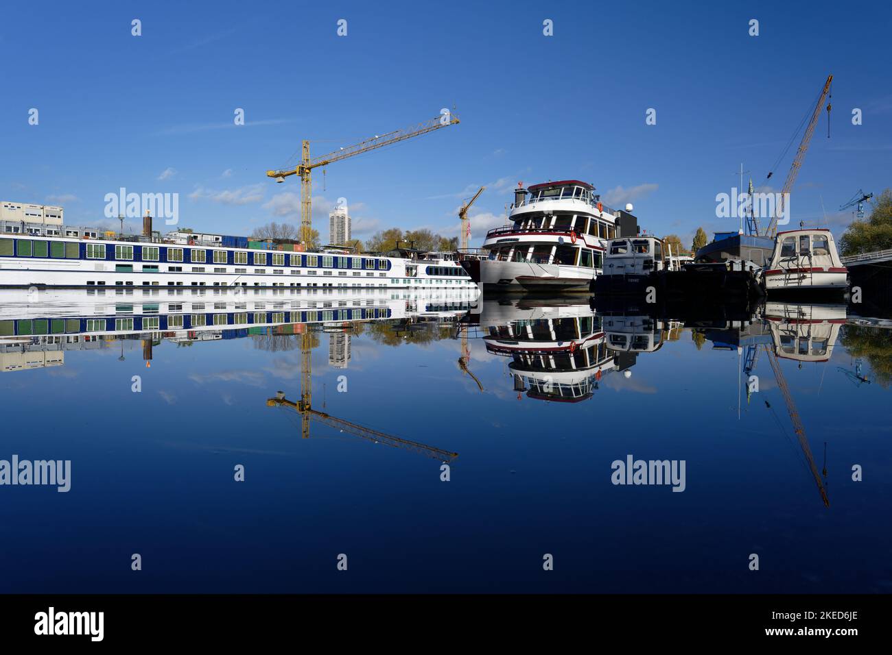 Cologne, Allemagne, 10 novembre 2022: port de mülheim chantier de ...