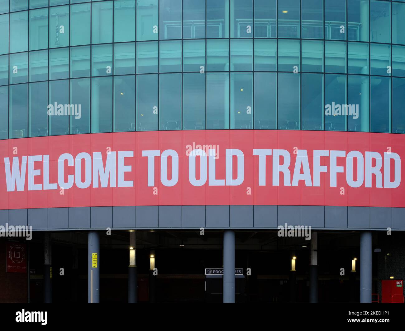 Old trafford football stadium and statue of alex ferguson Banque de ...