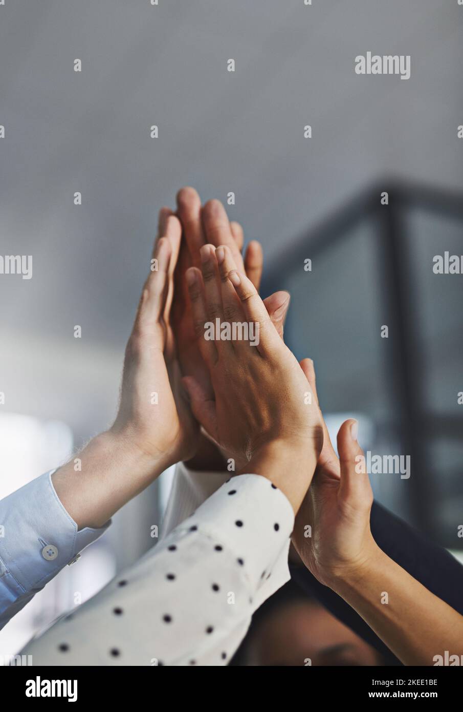 Équipe. Prise de vue en contre-plongée d'un groupe de collègues ...